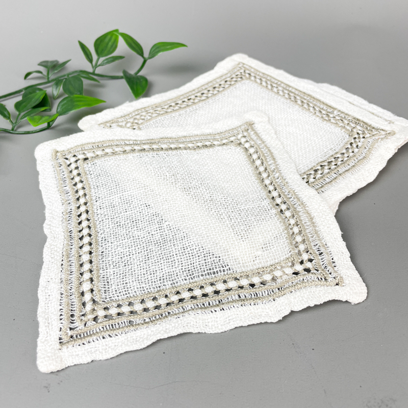 Fire flakoner med smukt håndarbejde - Nyheder - Art Nuvo - Antik & Vintage