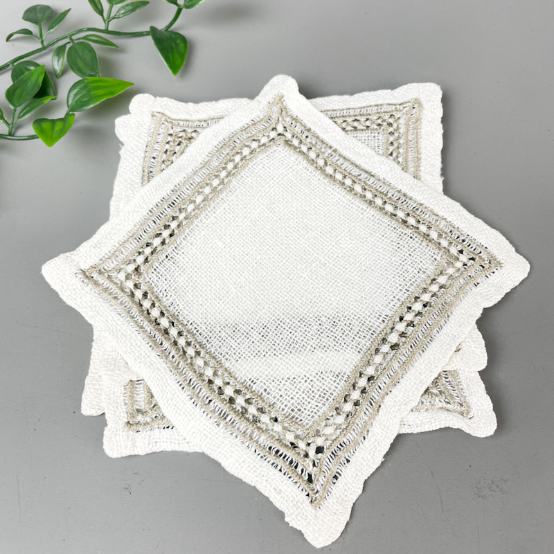 Fire flakoner med smukt håndarbejde - Nyheder - Art Nuvo - Antik & Vintage