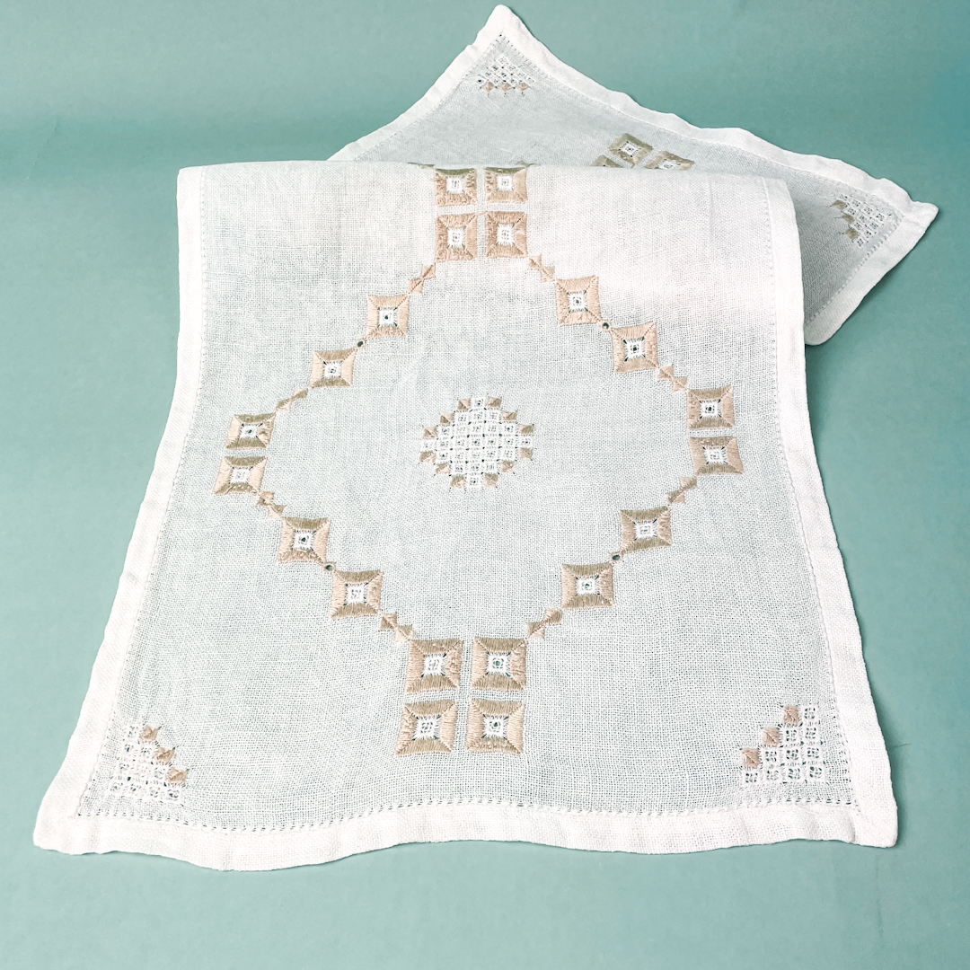 Vintage bordløber med beige broderi - Flakoner og Bordløbere - Art Nuvo - Antik & Vintage