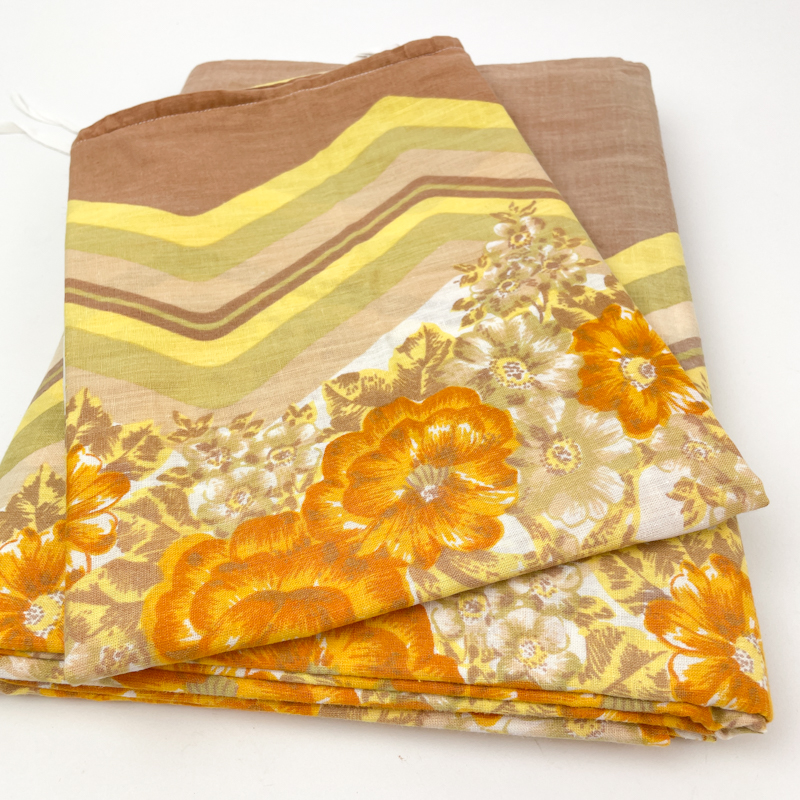 Retro sengetøj med gule striber og blomster - Sengetøj - Art Nuvo ...